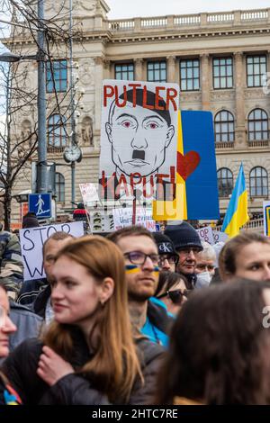 Putler kaput - sign against Russian attack on Ukraine, white chalk ...