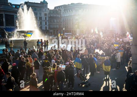 Trafalgar Square, London, UK. 27th Aug, 2016. Refugees Welcome Here ...