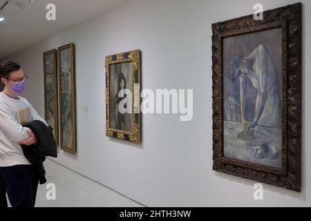 Pablo Picasso's Woman Ironing (La repasseuse) display in Guggenheim ...