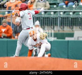 Texas pitcher Tristan Stevens (35) during Game 1 of the NCAA college ...
