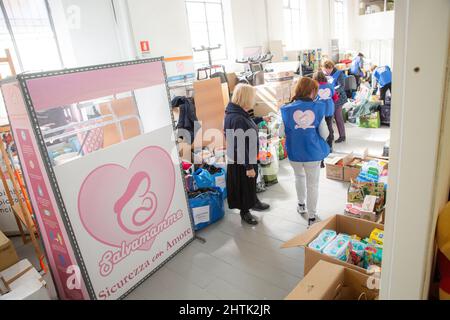 Volunteers of "Salvabebè - Salvamamme" association place basic ...