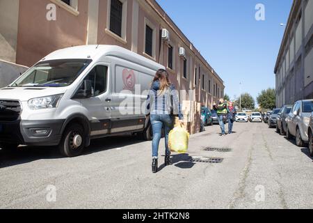 Woman brings basic necessities at "Salvabebè - Salvamamme" headquarters ...
