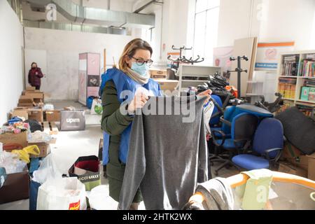 Volunteers of "Salvabebè - Salvamamme" association place basic ...