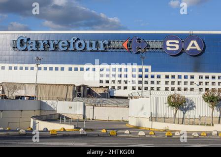 ISTANBUL, TURKEY - JANUARY 16, 2022: Undefined athlete running during ...