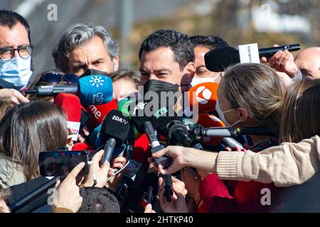 The president of the Junta de Andalucía, Juanma Moreno (left ...