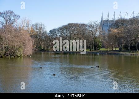 The boating lake at Leazes Park, Newcastle upon Tyne, UK, with the ...