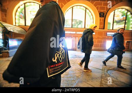Flash mob "Green Ribbon" in St. Petersburg. The green ribbon was chosen ...