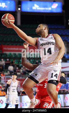 03rd Mar, 2022. Basketball: Seoul SK Knights vs. Anyang KGC Oh Sae-geun (R) of the Anyang KGC ...