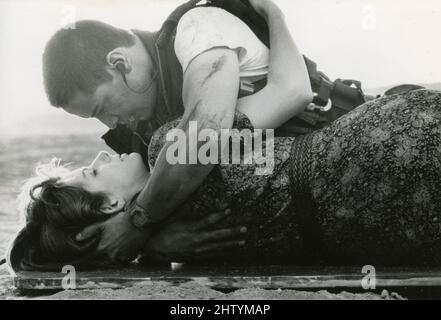 USA. Keanu Reeves and Sandra Bullock in a scene from the (C)Twentieth ...