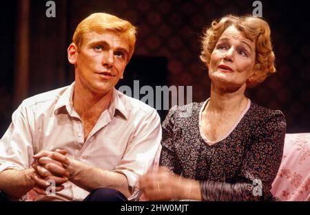 Gerard Murphy (Tom Wingfield), Constance Cummings (Amanda Wingfield) in ...