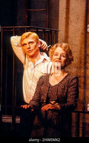 Gerard Murphy (Tom Wingfield), Constance Cummings (Amanda Wingfield) in ...