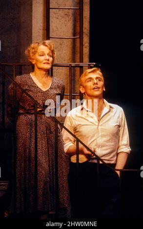 Gerard Murphy (Tom Wingfield), Constance Cummings (Amanda Wingfield) in ...