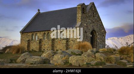 Single-storey old-fashioned brick building near the mountains Stock ...