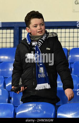 A Boreham Wood fan arrives at Goodison Park Stock Photo - Alamy
