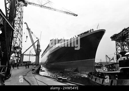 The launch of the QE2 ship at Clyde shipyard in September 1967 Stock ...