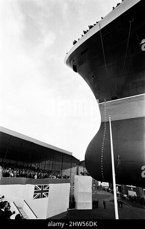 The launch of the QE2 ship at Clyde shipyard in September 1967 Stock ...