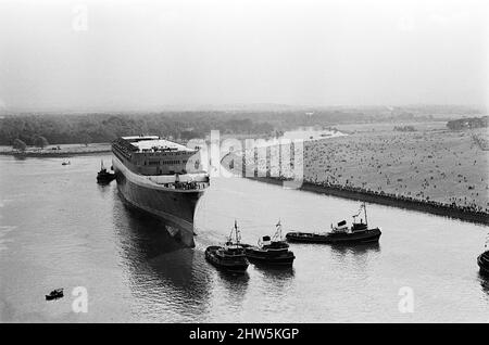 The launch of the QE2 ship at Clyde shipyard in September 1967 Stock ...