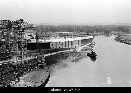 The launch of the QE2 ship at Clyde shipyard in September 1967 Stock ...