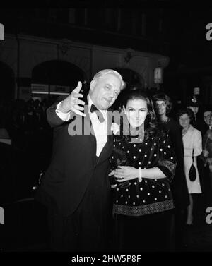 Film Premiere of "Thoroughly Modern Millie". Mary Tyler Moore arrives ...