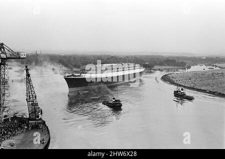 The launch of the QE2 ship at Clyde shipyard in September 1967 Stock ...