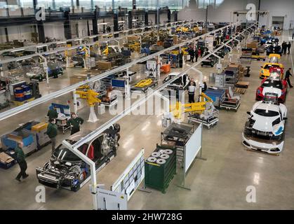 Lotus Emira production line at the Hethel Norfolk factory Stock Photo ...