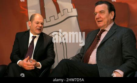 Olaf Scholz vor Hamburg Wappen Stock Photo - Alamy