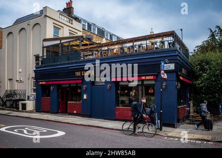 The Castle Pub Islington on Pentonville Road. London Pub with a roof ...