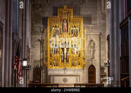 The reredos and Jesus on the Cross at the Altar of St Alban`s Cathedral ...