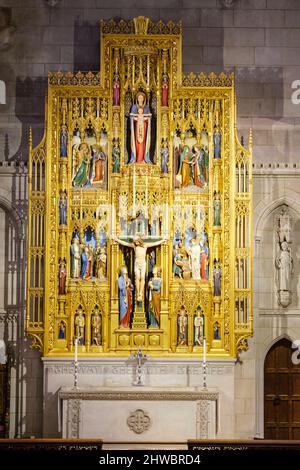 The reredos and Jesus on the Cross at the Altar of St Alban`s Cathedral ...