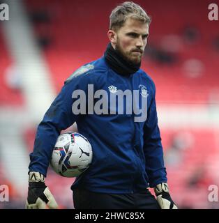 Luton Town goalkeeper Harvey Isted (left) speaks to Carlton Morris ...