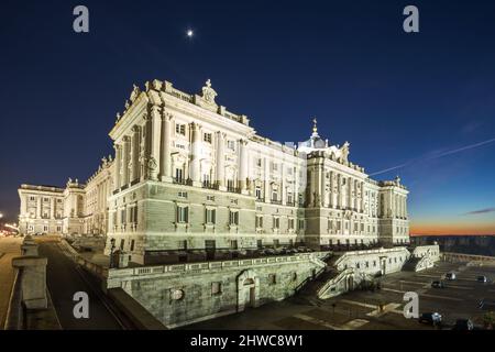 MADRID, SPAIN - JANUARY 22, 2018: Amazing Sunrise panorama of Plaza ...
