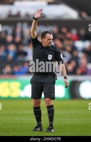 referee Geoff Eltringham during the game Stock Photo - Alamy