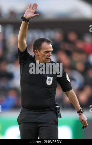 Referee Geoff Eltringham Stock Photo - Alamy