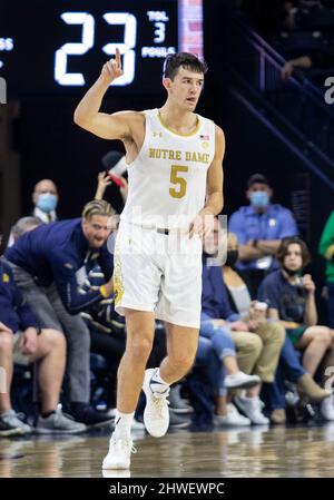 Notre Dame guard Cormac Ryan (5) dribbles against North Carolina during ...