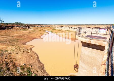 View of Niagara Dam with low water level, Australian Outback ...