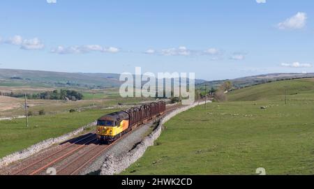 Colas Rail freight class 56 diesel locomotive 56094 passing Ribblehead ...