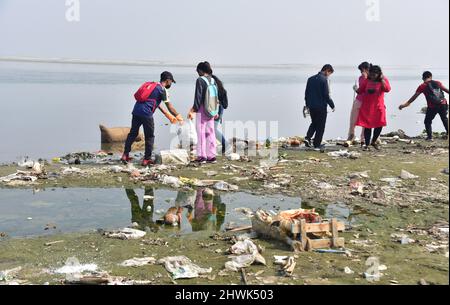 Guwahati, Guwahati, India. 6th Mar, 2022. Students and youth cleaning ...
