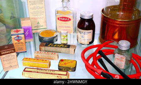 Vintage old Medicines display between 1940 and 1960s Stock Photo - Alamy