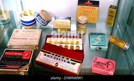Vintage old Medicines display between 1940 and 1960s Stock Photo - Alamy