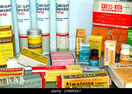 Vintage old Medicines display between 1940 and 1960s Stock Photo - Alamy
