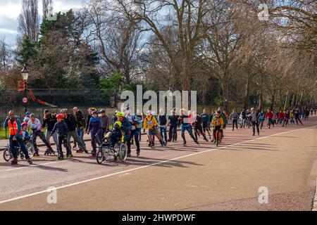Group rollerblade constitution hill Lnondon Stock Photo - Alamy