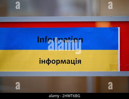 Dresden, Germany. 07th Mar, 2022. Red roses stand in a vase in a flower ...
