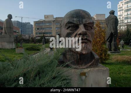 Lenin statue, Museum of Socialist Art, Sofia, Bulgaria Stock Photo - Alamy