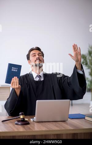 Young judge taking oath on holly bible Stock Photo - Alamy