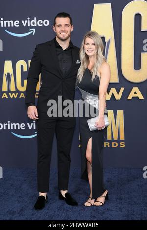 Las Vegas Raiders quarterback Derek Carr (4) gives the thumbs up after ...