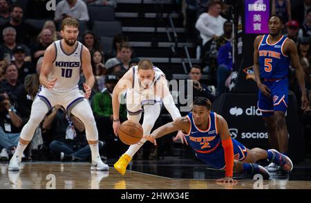 New York Knicks guard Donte DiVincenzo (0) defends as Indiana Pacers ...