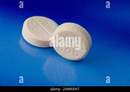 A close up of a 500mg pill. (Medicimage Stock Photo - Alamy