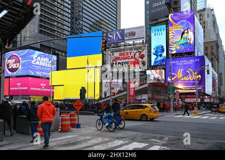 People walk in Times Square, Manhattan, New York City Stock Photo - Alamy