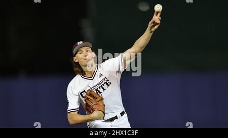 Mississippi State pitcher Pico Kohn (9) pitches against Queens during ...