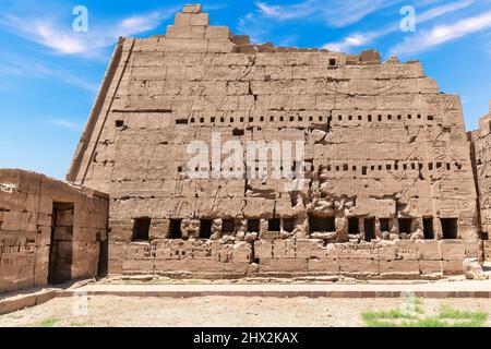 Eighth pylon of the Temple of Karnak, Luxor Stock Photo - Alamy
